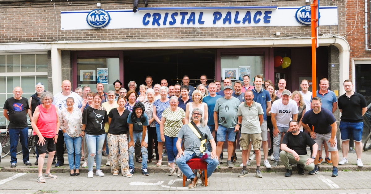 Klanten van Cristal Palace wuiven cafébaas Eric (68) uit: “Iedereen ...