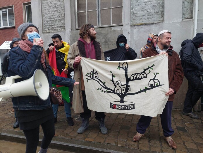 Pandemisten bezetten voormalig Vredeshuis: “Stad beslist opnieuw om uniek pand in de etalage te ...