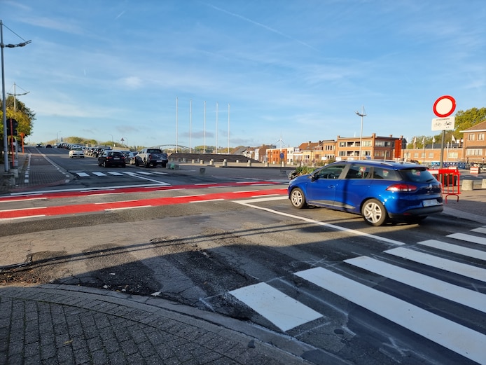 Nieuwe wegmarkeringen aan kruispunt Bospoortbrug aangebracht | Halle ...