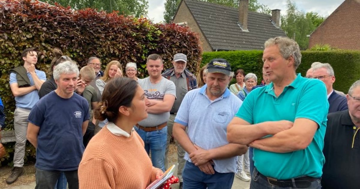 Minister Demir en plaatselijke landbouwers gaan in gesprek over ...