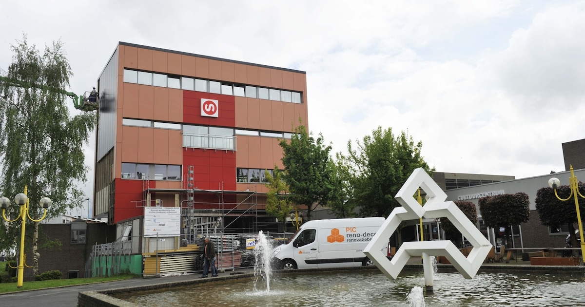 Torengebouw CC Strombeek kleurt rood | Grimbergen | hln.be