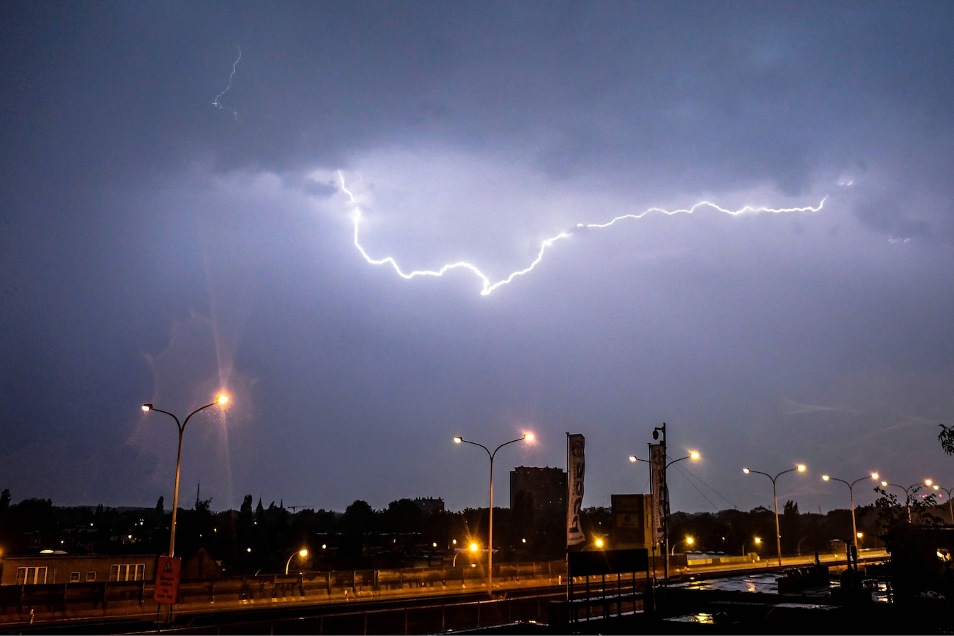 Onweersbuien trekken vanuit Frankrijk over ons land: “Na middernacht ...