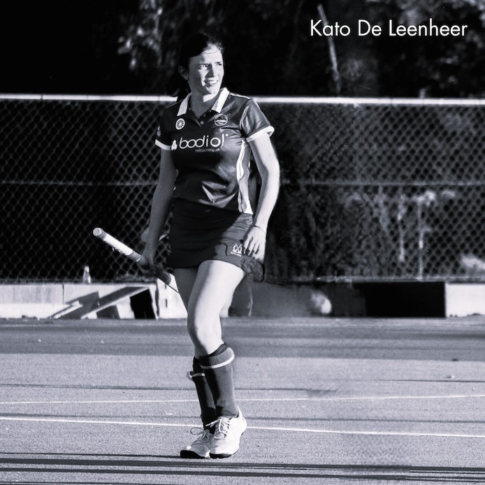 Massa volk op afscheid van hockeyspeelster Kato (18): “Onwezenlijk dat ...