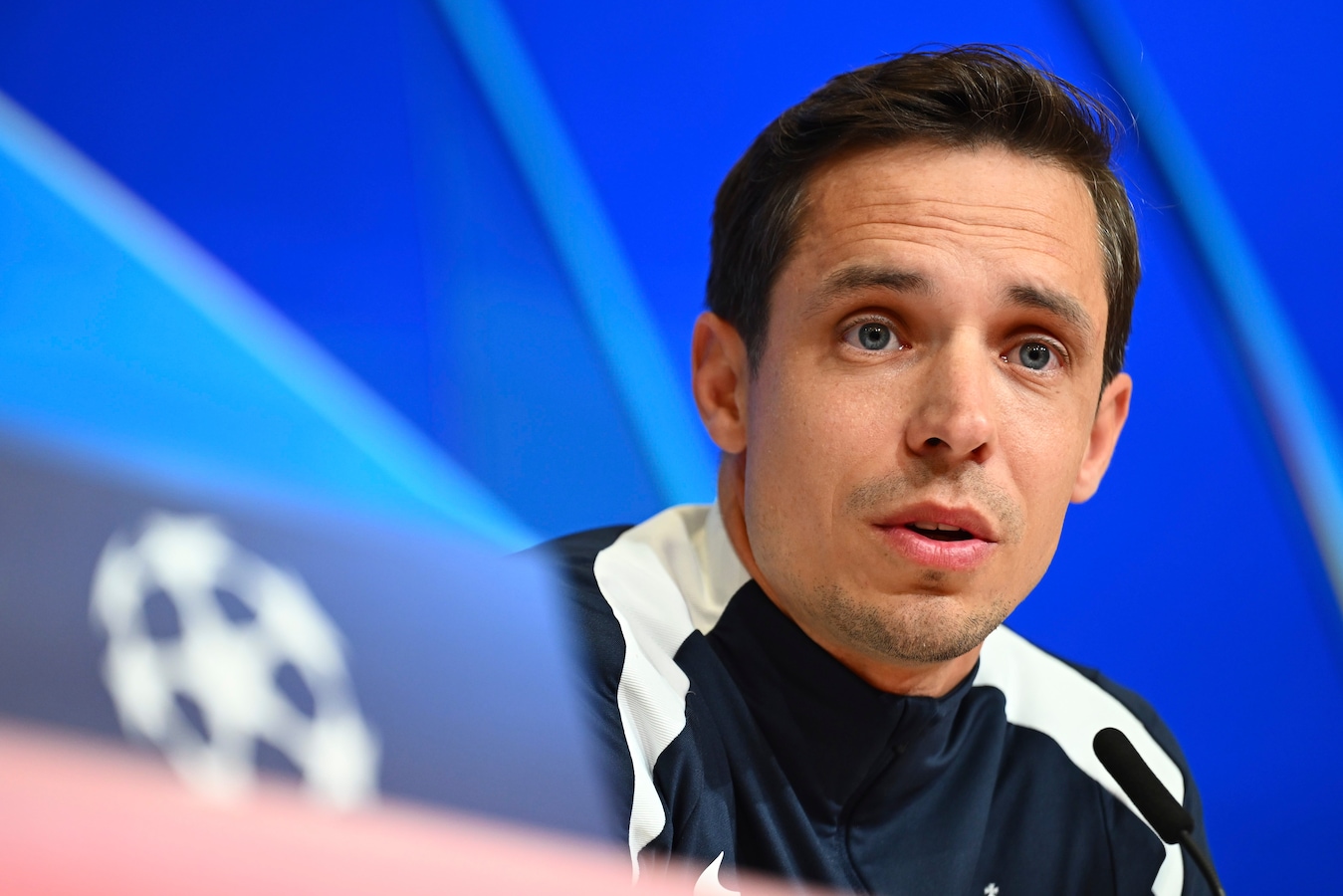 “Vincent Kompany is een inspiratie voor élke coach”: David Hubert staat ...