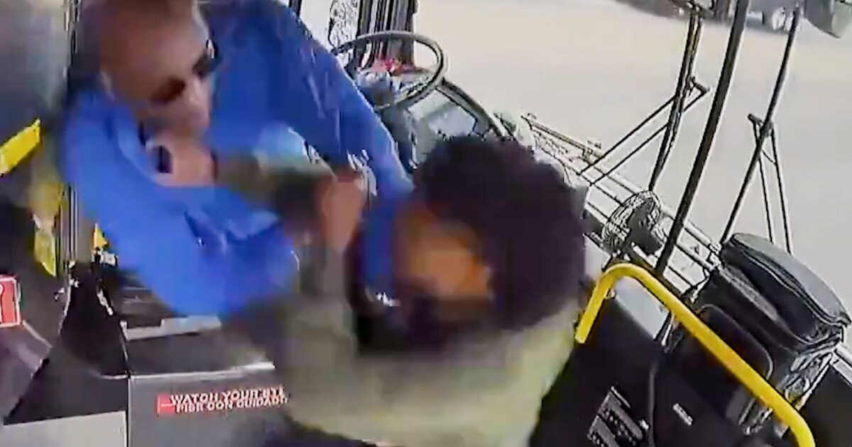 Woeste passagier trekt chauffeur van rijdende bus uit zijn stoel om hem ...