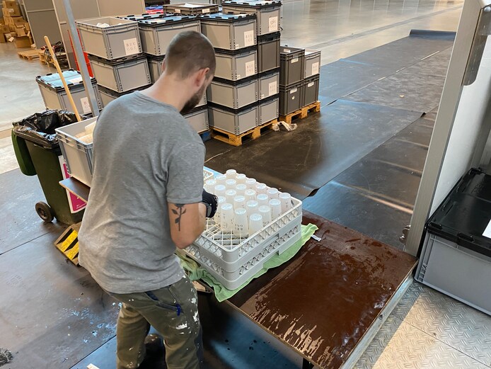 Hier worden 3.000 herbruikbare bekers per uur gewassen tijdens De ...