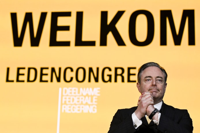 “Die foto van mijn lege bureau? Niet fijn”: Bart De Wever verlaat ‘t ...