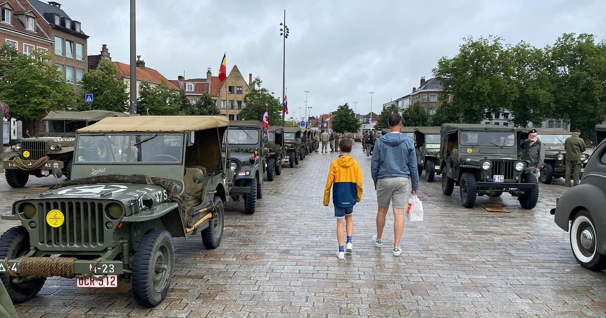 Militaire voertuigen houden vanuit Camp Lophem halt op ‘t Zand | Brugge ...
