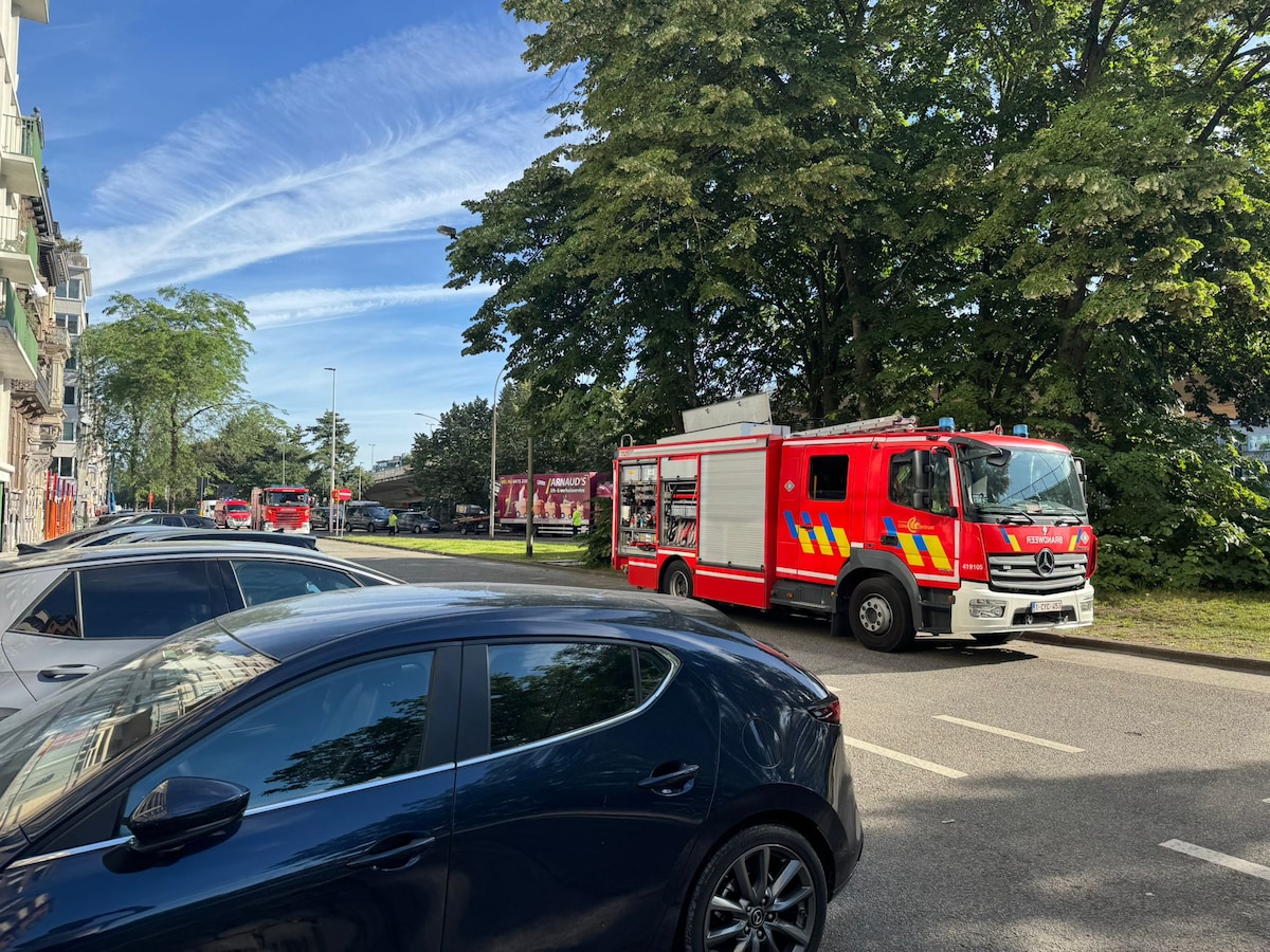 Brandweer rukt uit naar fly-over door defecte wagen met olielek | Foto ...