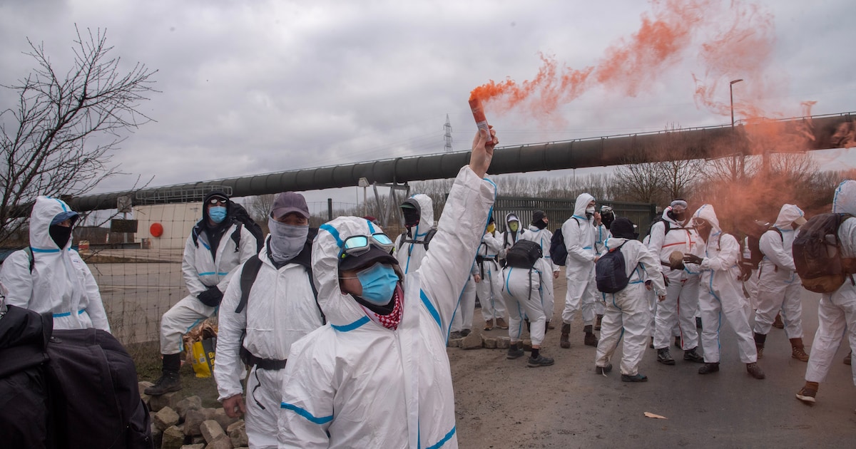 Federale politie valt binnen bij tientallen activisten van klimaatgroep ...
