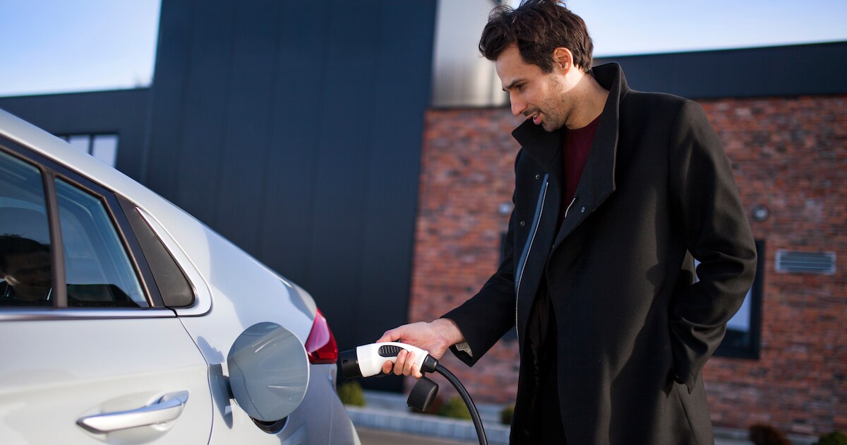 Je elektrische auto goedkoop opladen: doe je dat op het werk, thuis ...