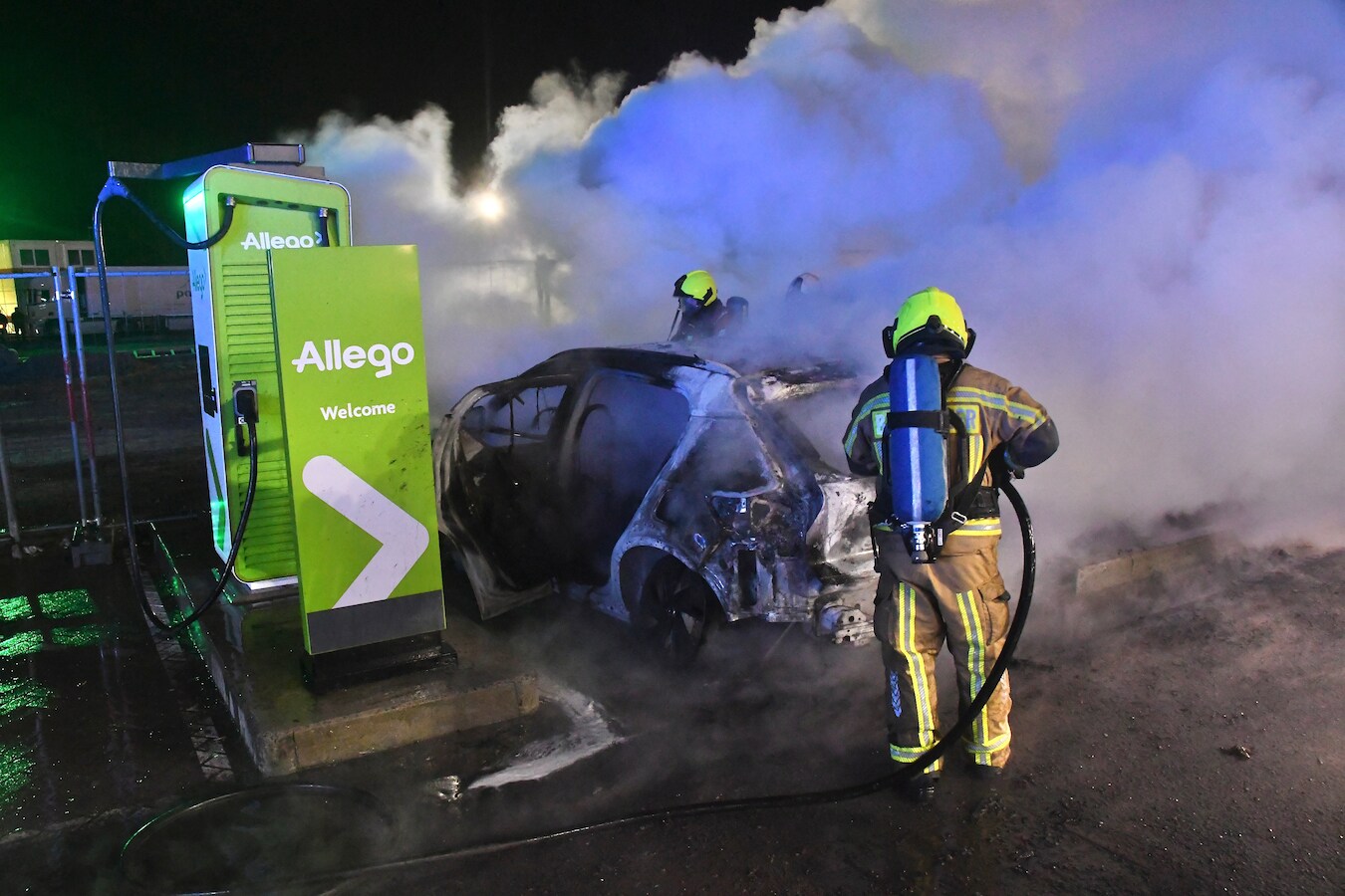 Volvo brandt als een toorts op snelwegparking in Marke: “Net klaar met ...