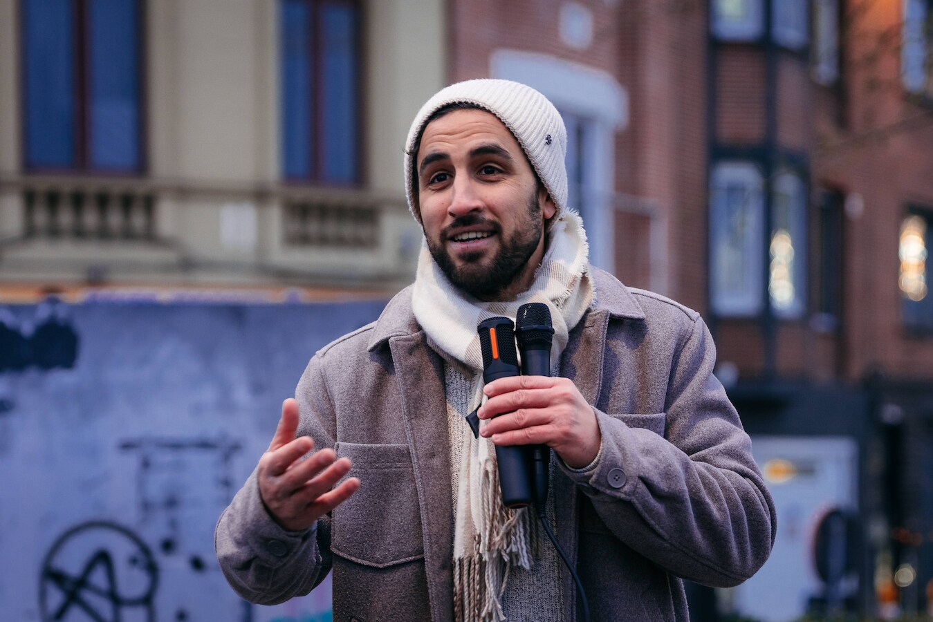 Onze reporter in de eerste Vlaamse straat met ramadanverlichting: “Ik ...