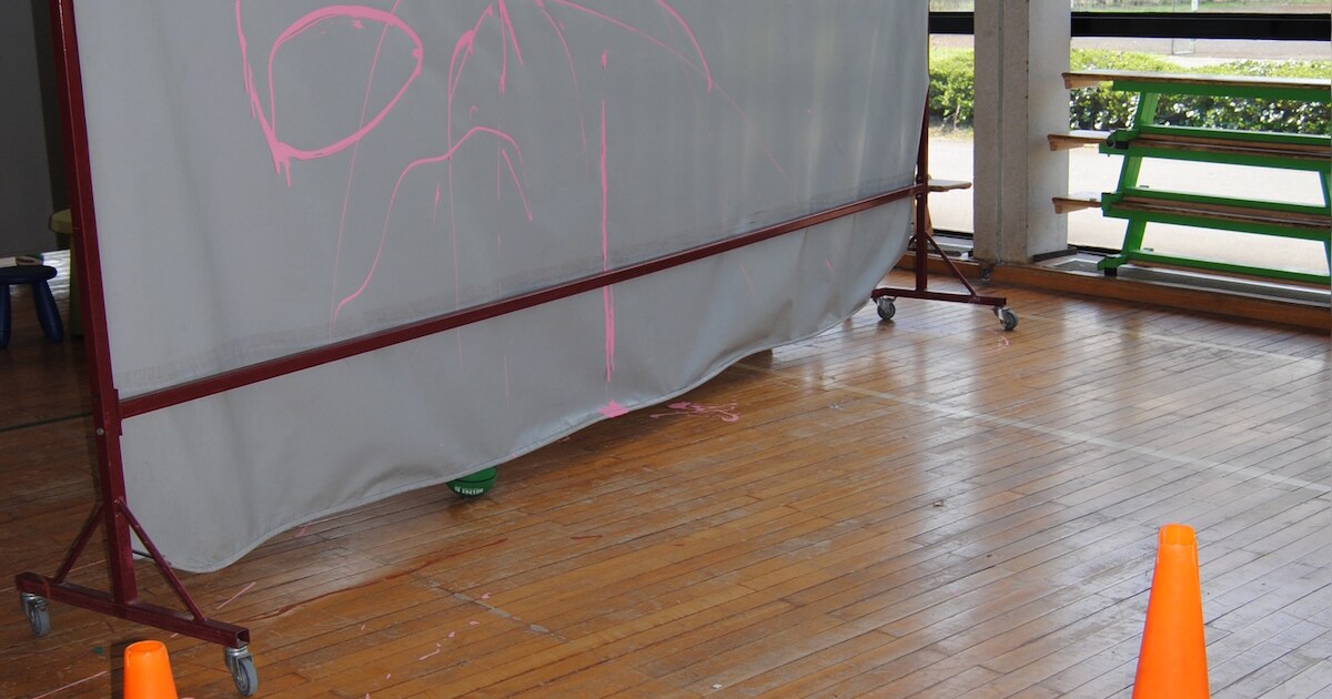 Vandalen spuiten verf in sporthal Atlas Atheneum | Gistel | hln.be