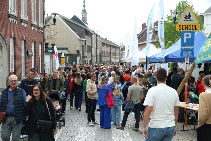 IN BEELD. Duizenden bezoekers overspoelen Waasmunster voor jaarmarkt ...