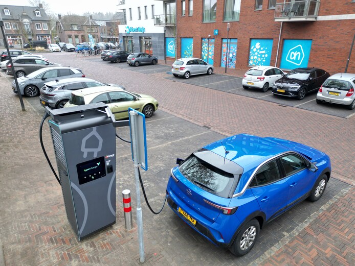 Eerste snellader voor elektrische auto's in Bergeijk geplaatst bij ...