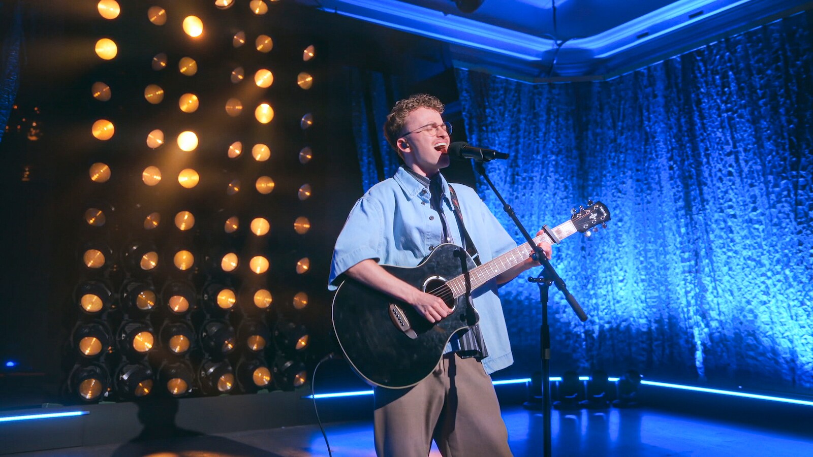 “We sliepen samen op hotel, maar het bleef altijd puur vriendschappelijk”: K3’tje Julia steunt ...