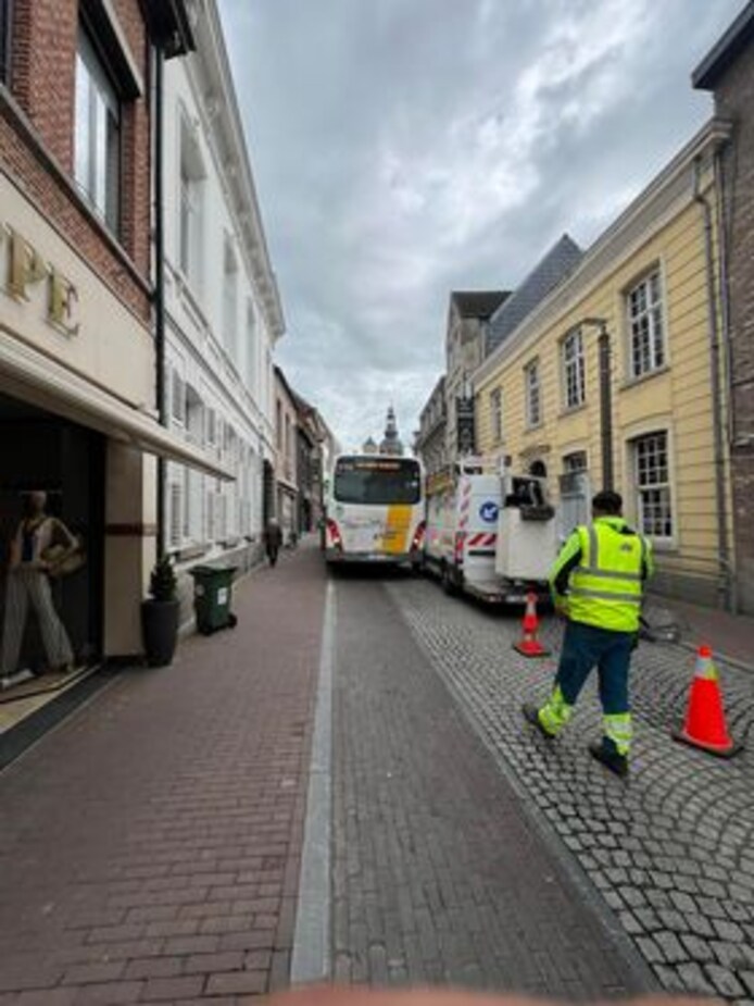 Lijnbus rijdt zich vast in centrum Zele en zorgt voor schade aan ...
