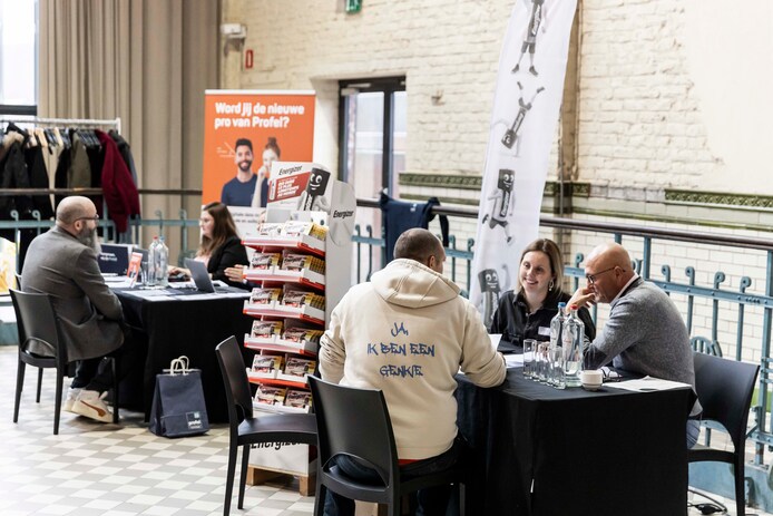 Jobbeurs in Genk trekt honderden geïnteresseerden | Genk | hln.be
