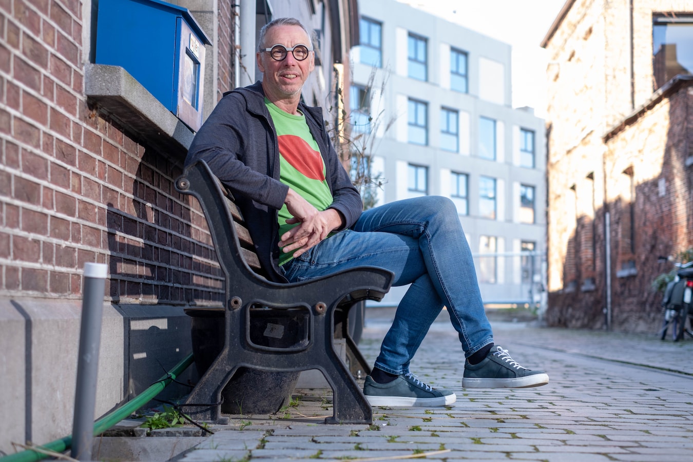 Dominic (64) schrijft open brief aan het bestuur over besparingen in ...