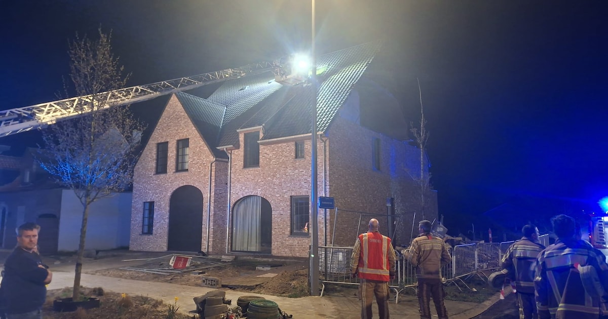 Moeder (44) in shock en dochter (15) lichtgewond na explosie in woning ...