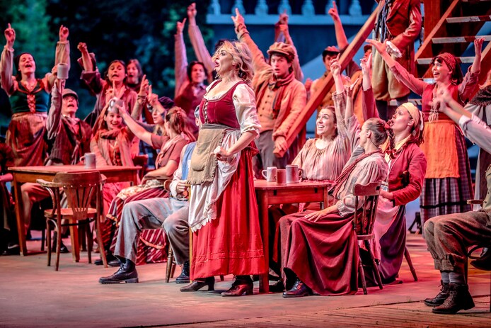 Publiek geeft staande ovatie aan cast na première musical ‘1830 ...