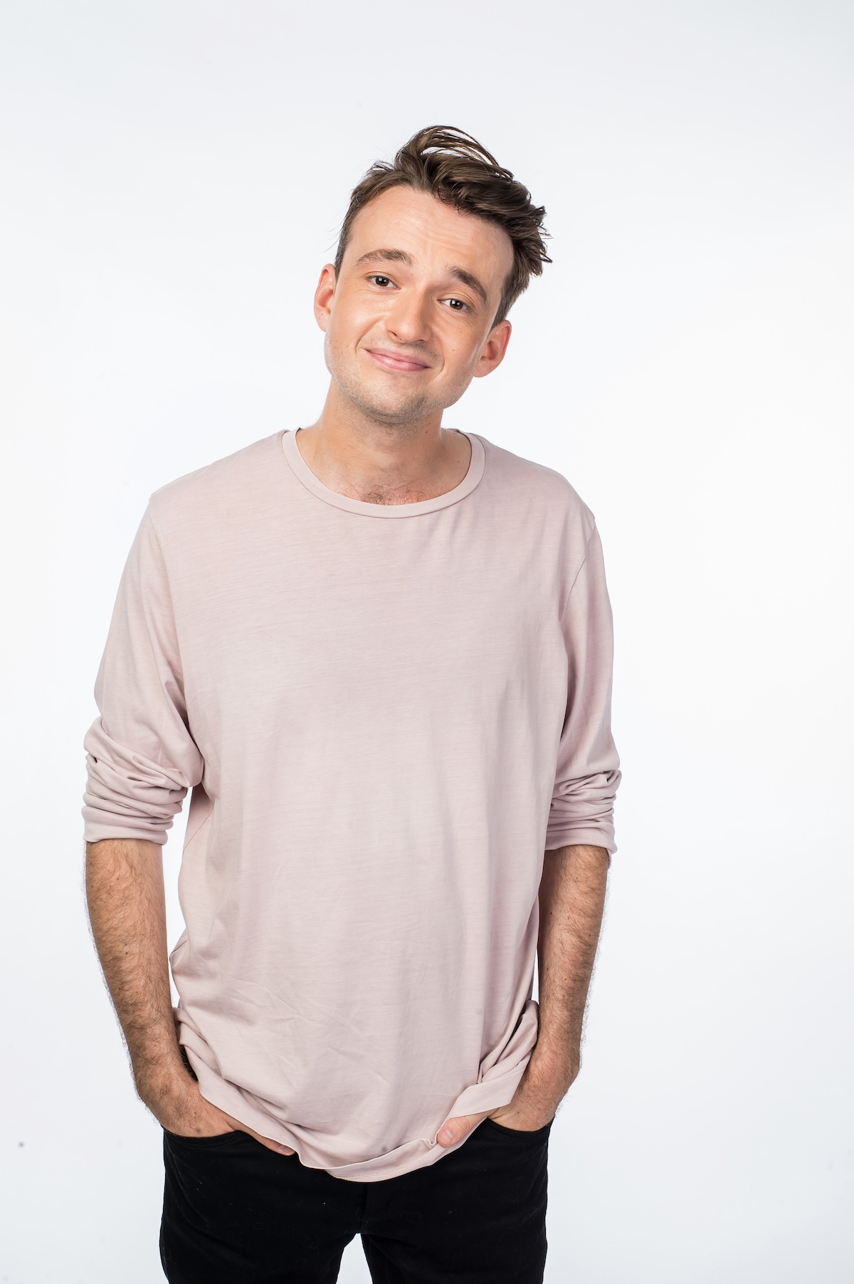 Robin is nieuwe MNM-dj en zoon van Ingeborg: “Yoga? Ik heb het één keer ...