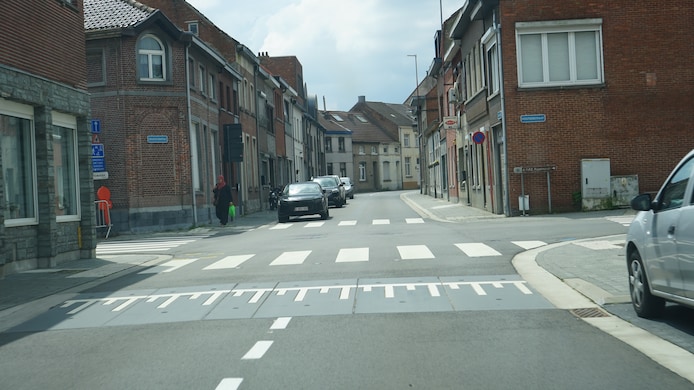 Kritiek op geparkeerde voertuigen in Geeraard De Cremerstraat ...