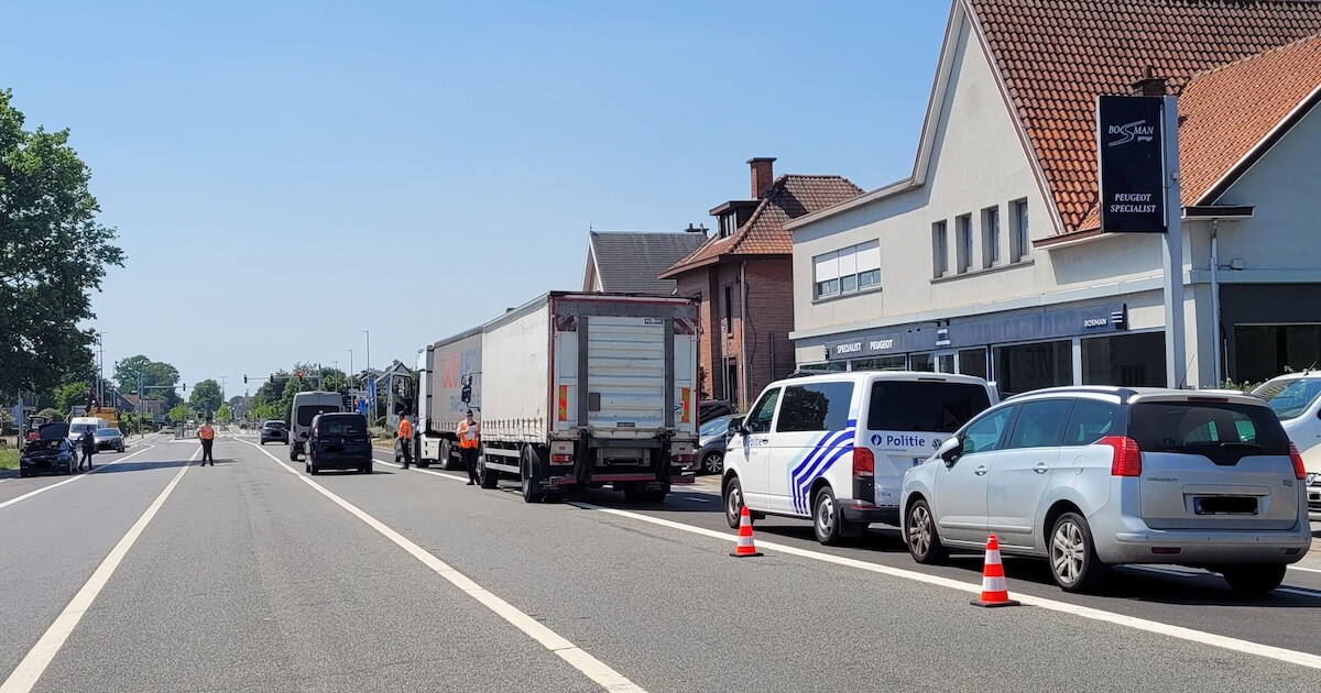 Politie haalt vrachtwagens uit het verkeer die tonnageverbod N70 ...