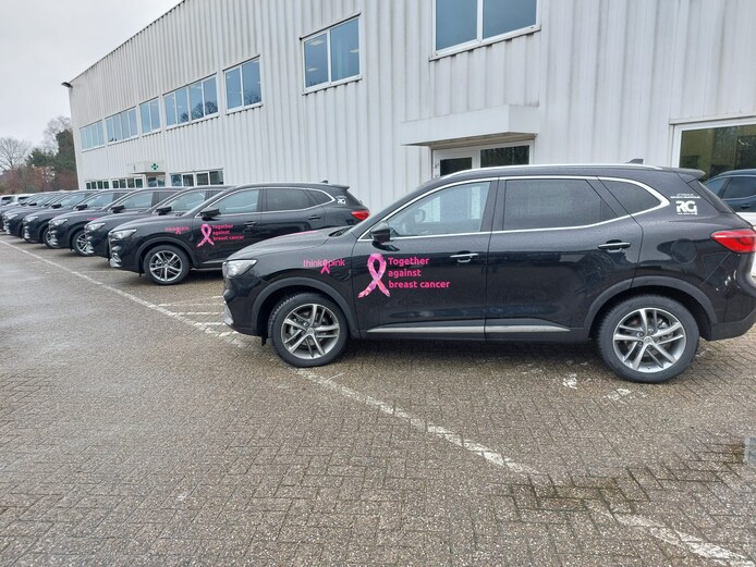 Reflecta Graphics steunt Think Pink met boodschap op campagnewagens ...