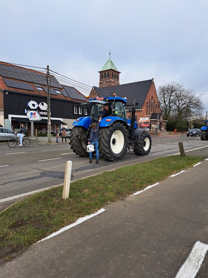 KIJK. Slager Koen trakteert protesterende boeren op droge worstjes ...