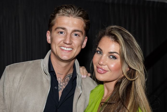 ‘Ik ga zwemmen’-zanger Mart Hoogkamer en vriendin ouders geworden van ...