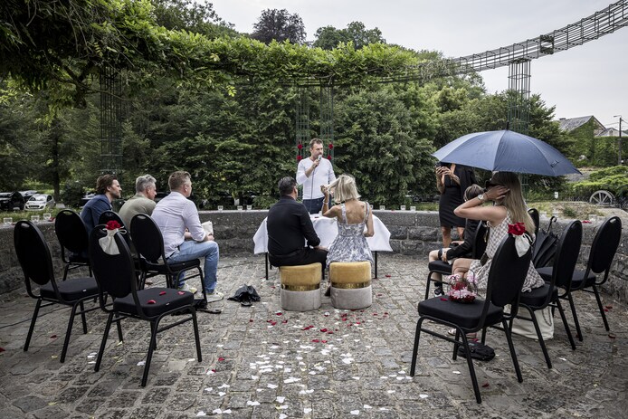 IN BEELD. Tanja Dexters in intieme kring getrouwd met haar partner Michael: “Mijn bruidsboeket ...