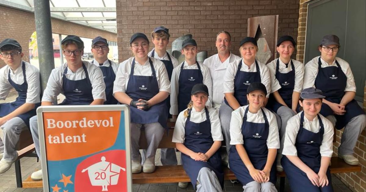 Leerlingen uit Herk-de-Stad helpen bij recordpoging grootste abrikozenvlaai ter wereld “520 kilo ...