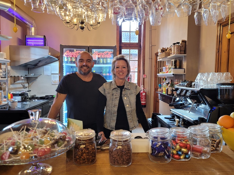 NET OPEN. Stefanie en Steven baten koffiehuis uit in oud klooster in ...