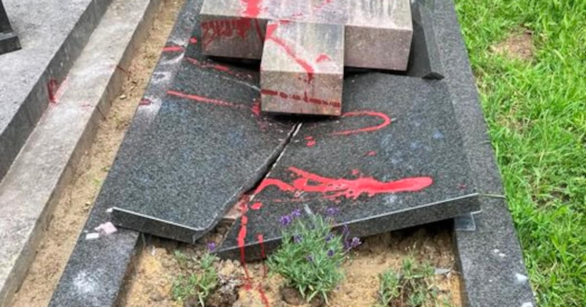 Graf van collaborateur August Borms in Merksem vernield, stad gaat ...