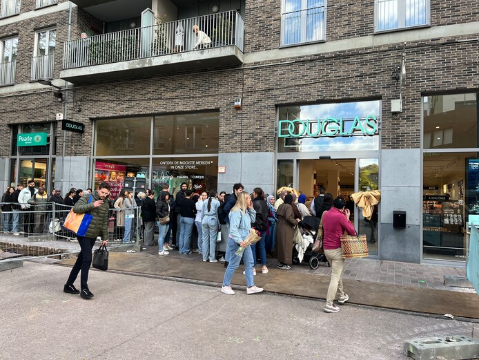 Stormloop bij de opening van winkelketen Douglas in Genk: 800 mensen in ...