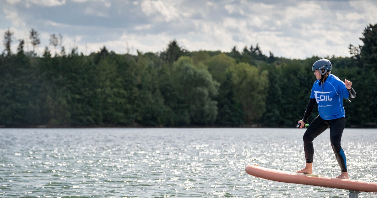 Vliegen boven het water? Onze reporter test E-foilen: “Alsof je op een ...