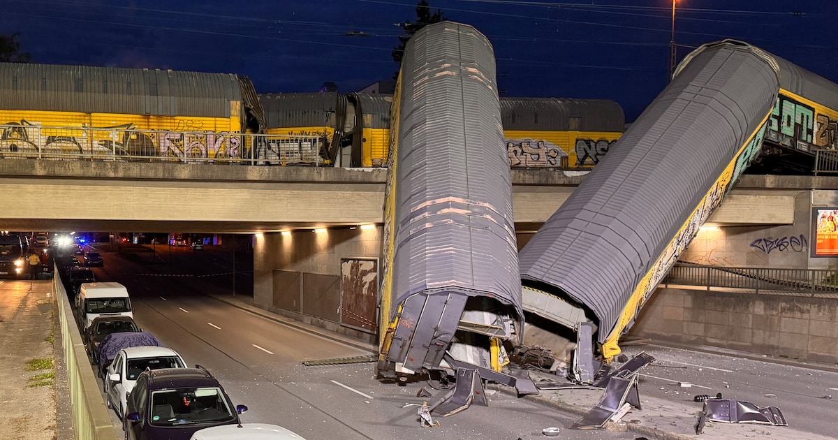 KIJK. Goederentrein stort van brug in Duitsland | Nieuws | HLN.be