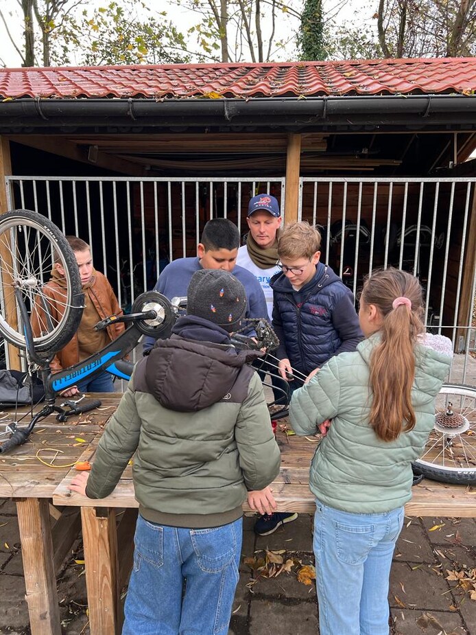 Leerlingen De Hagewinde en De Parel leren zelf aan fiets sleutelen ...