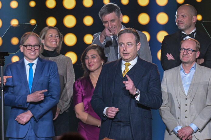 Minutenlang applaus voor Anneleen Van Bossuyt op nieuwjaarsreceptie N ...