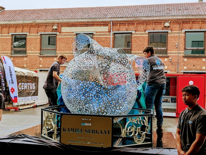 Leerlingen van VTI Aalst schenken stad standbeeld voor Kamiel Sergant: “Nog niet beslist waar ...