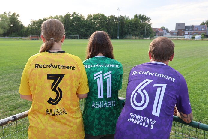 Overleden ‘clubman’ Peter Poppé (61) vereeuwigd op nieuwe shirts Oxford ...