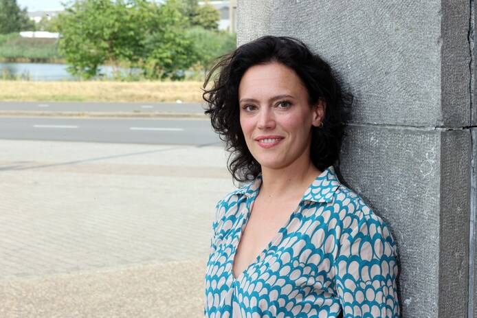 Actrice Marieke Dilles brengt Griekse tragedie in Booms café | Boom ...