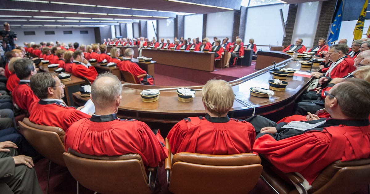 7.422 euro bruto pensioen, en daar zou nu iets van af gaan: daarom ...