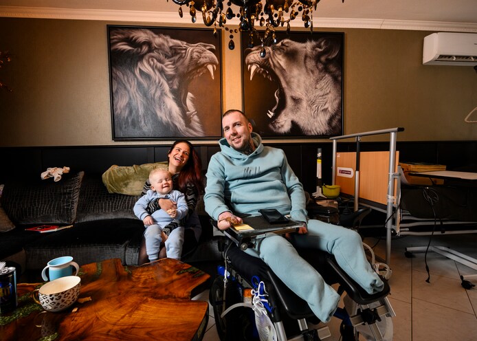 Vleesetende bacterie krijgt Kevin niet klein, nu inspireert hij anderen ...