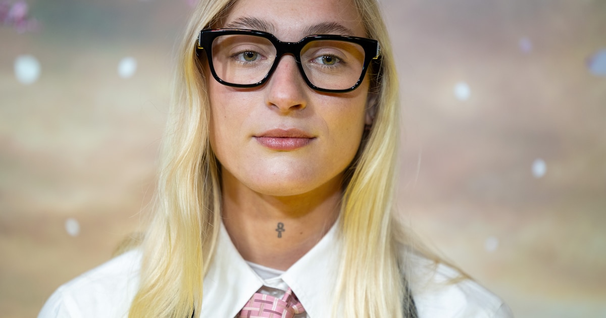 Tweelingbroer van Nederlandse zangeres S10 overleden na verdachte val: “Onderwereld is hem ...