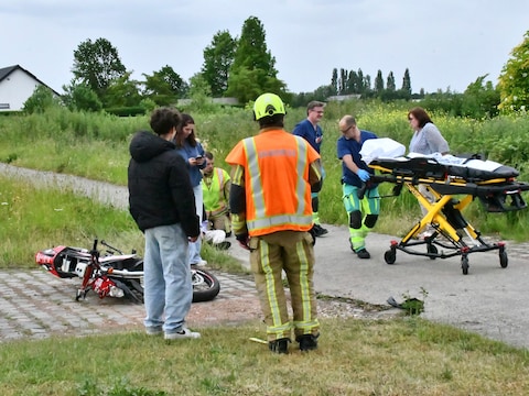 Jongeman gewond na klap met motorfiets tegen auto in Ledegem | Regio ...