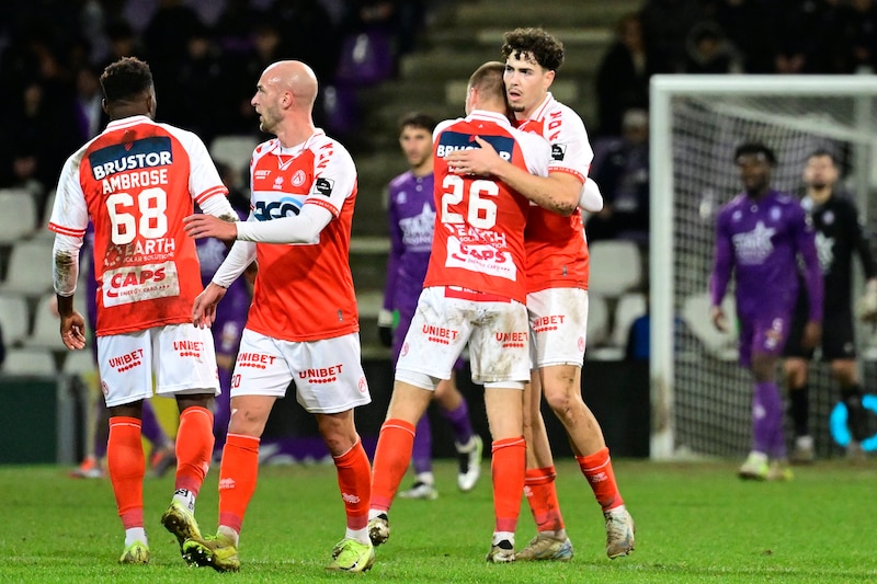 Nacho vergalt verjaardagsfeestje van Beerschot: Spanjaard schenkt KV Kortrijk in het slot een ...
