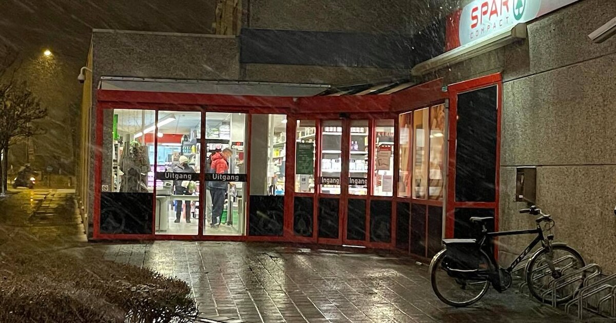 Opnieuw kassierster bedreigd bij overval op buurtsupermarkt: “Dader ...